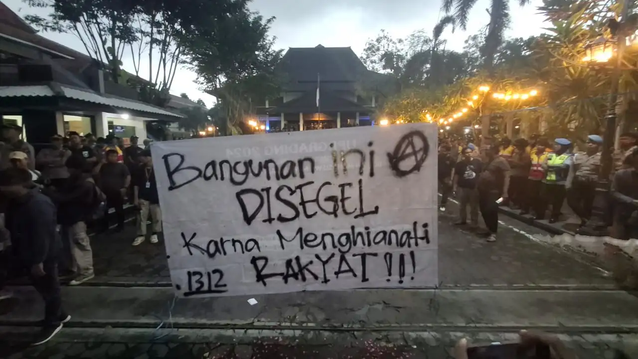 Demo sampai Segel Pintu Gerbang Gedung DPRD Solo, Ini 6 Tuntutan Mahasiswa - Espos.id