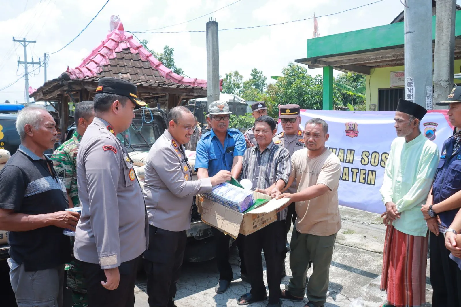 60 Rumah di Ceper Rusak akibat Angin Ribut, Polres Klaten Beri Bantuan Semen - Espos.id