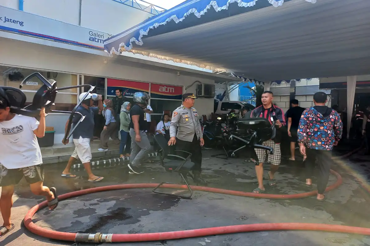 Kantor Bank Jateng Klaten Rugi Rp1,9 Miliar akibat Kebakaran, Gaji ASN Aman - Espos.id