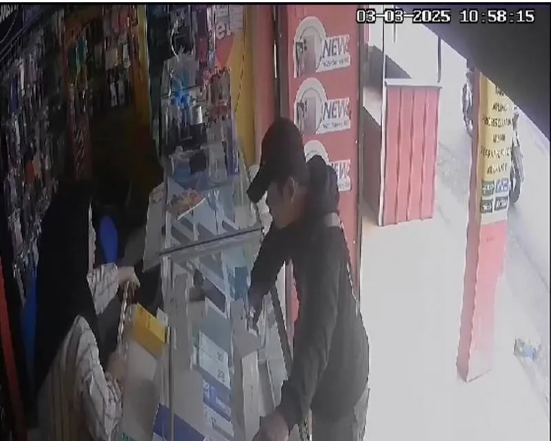 Aksi Pencuri Gondol 4 HP di Balong Karanganyar Terekam Kamera CCTV - Espos.id | Espos Indonesia ...