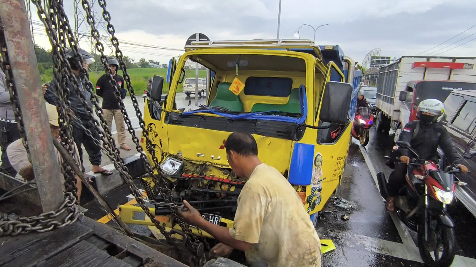 Kecelakaan Truk Seruduk Bus di Klaten, Sopir Sempat Terjepit Kabin - Espos.id