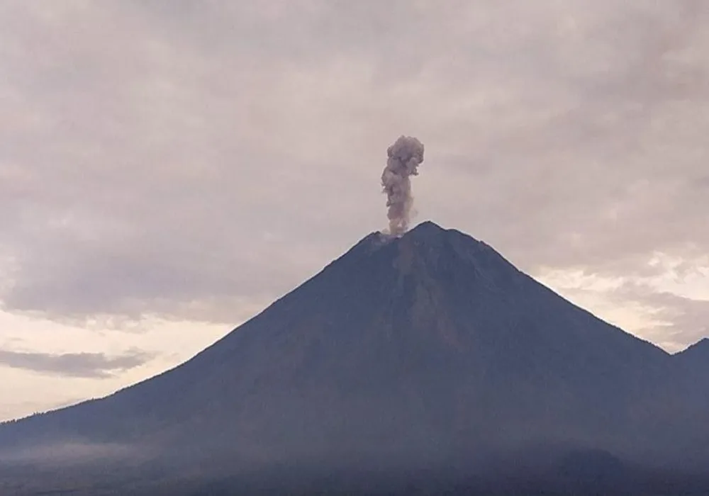 Pagi Ini Gunung Semeru Erupsi 3 Kali, Tinggi Letusan Capai 800 Meter - Espos.id