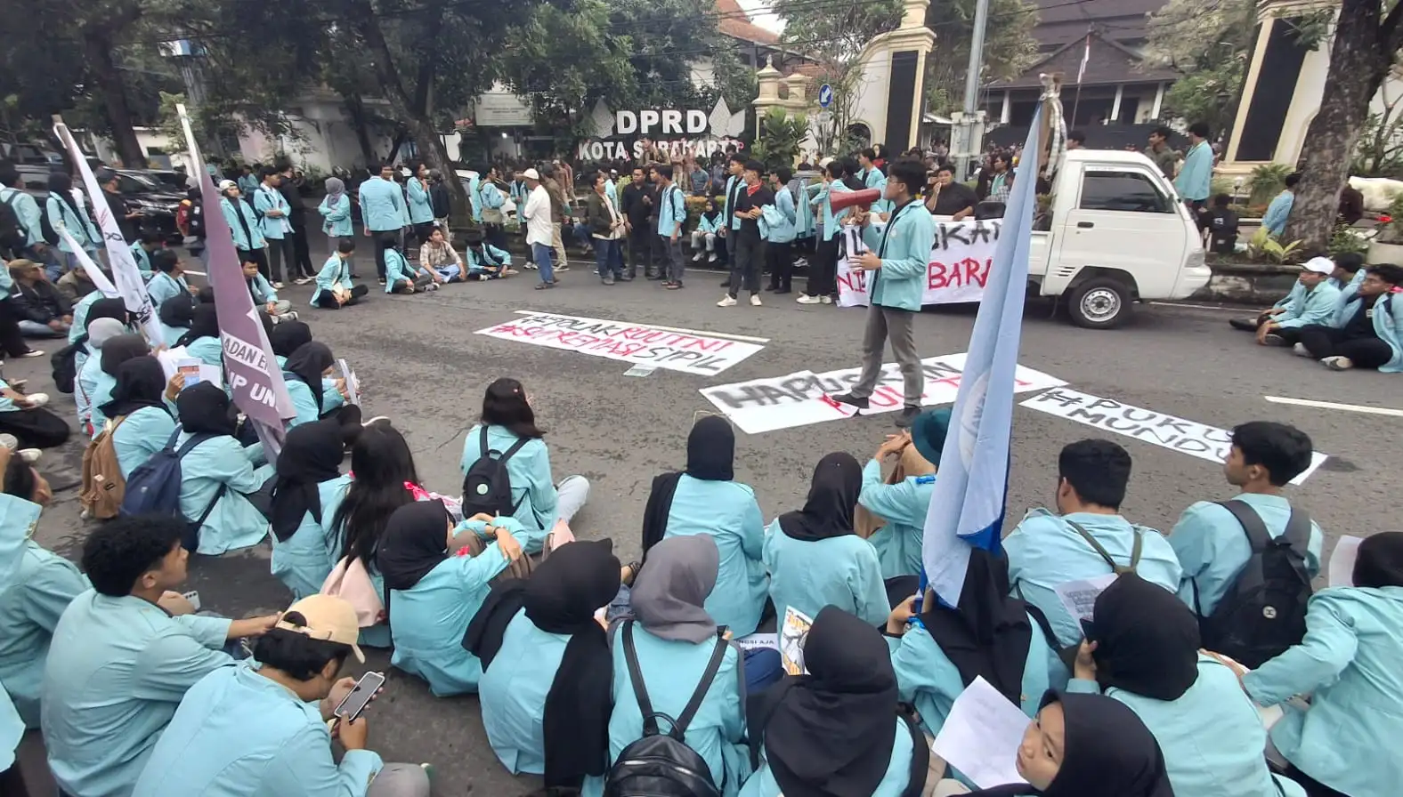 Tolak Revisi UU TNI, 100-An Mahasiswa dan Masyarakat Demo di Depan DPRD Solo - Espos.id