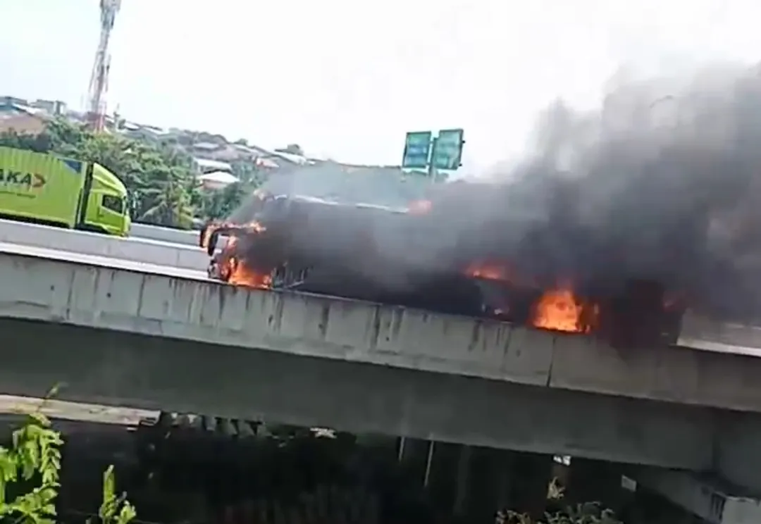 Breaking News! Bus PO Haryanto Hangus Terbakar di Jalan Tol Semarang-Batang - Espos.id