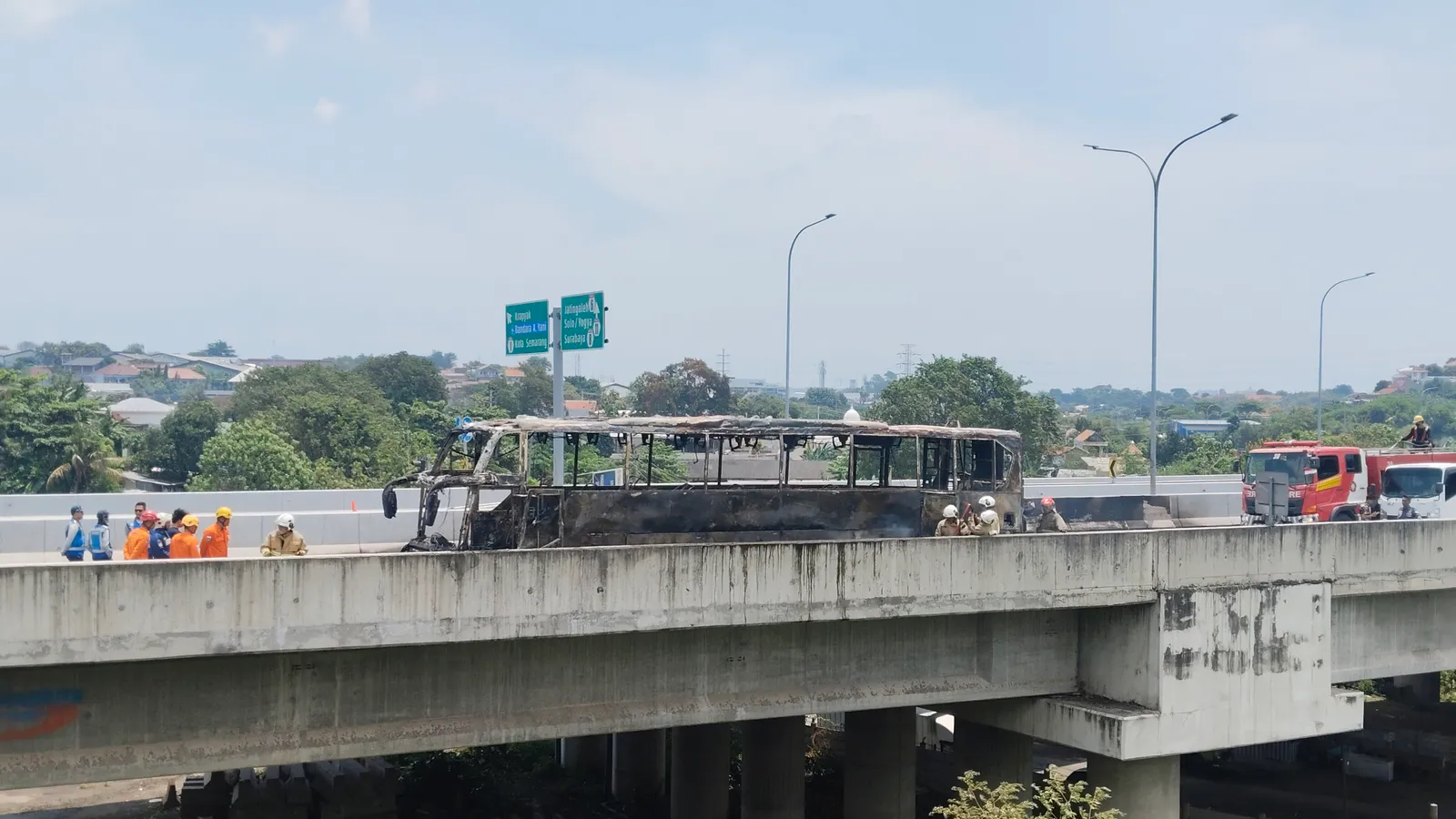 Saksi Ungkap Ledakan Keras saat Bus PO Haryanto Terbakar di Tol Semarang-Batang - Espos.id