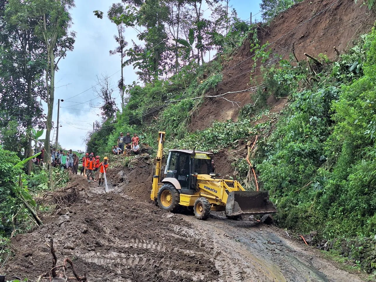Tebing Setinggi 15 Meter di Tempur Jepara Longsor, Jalan Terputus - Espos.id