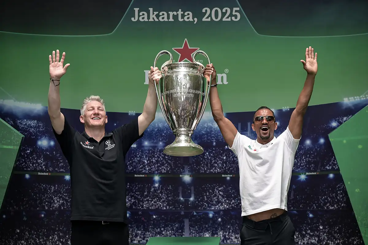 Legenda Sepak Bola Schweinsteiger & Nani Kawal Trofi Liga Champions di ...
