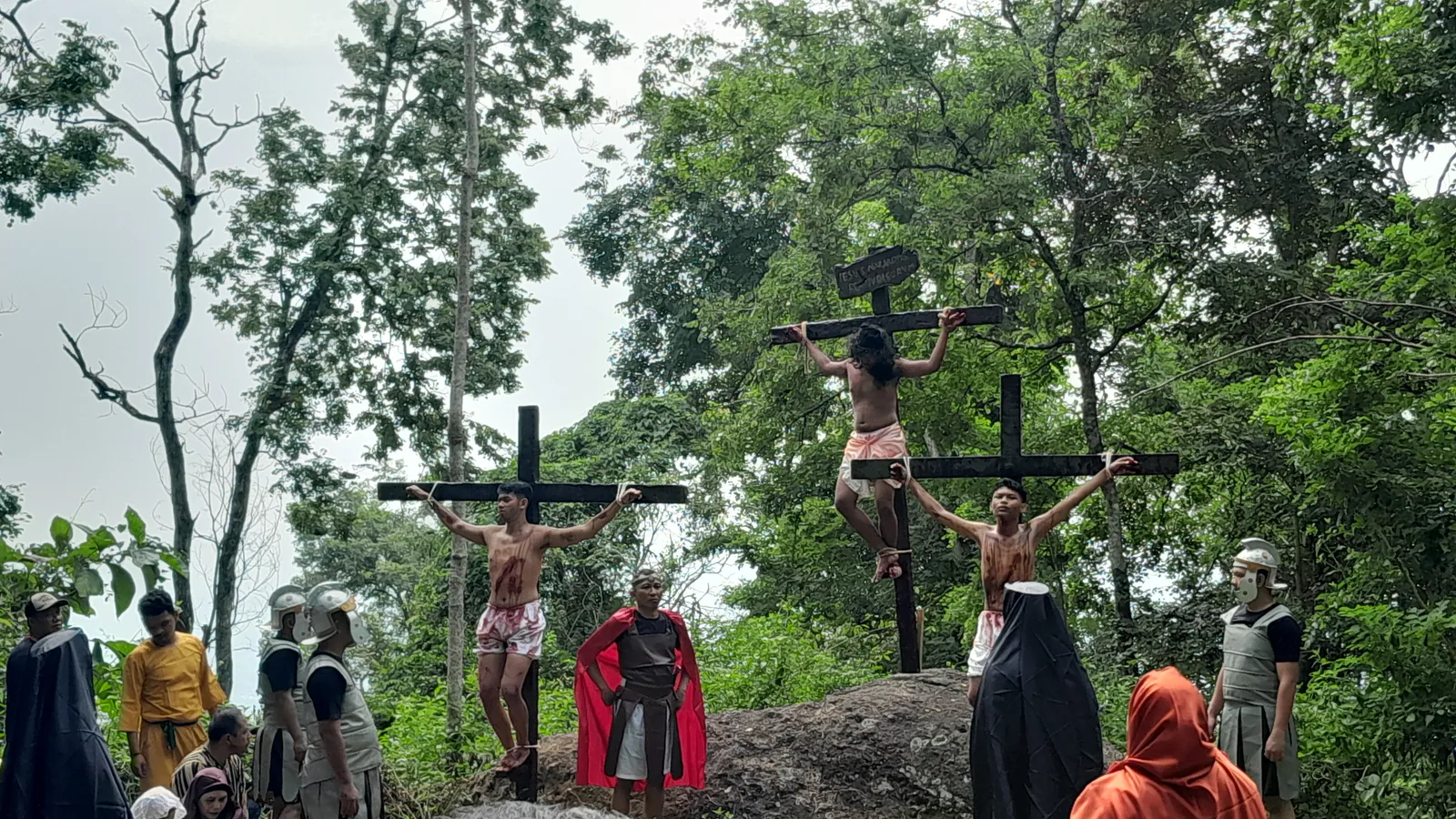 Ratusan Umat Katolik Ikuti Visualisasi Jalan Salib di Gunung Gandul ...