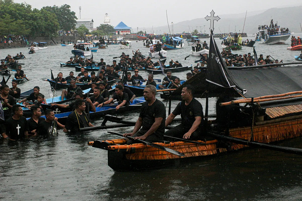 Prosesi Perarakan Patung Tuan Meninu pada Perayaan Semana Santa di ...