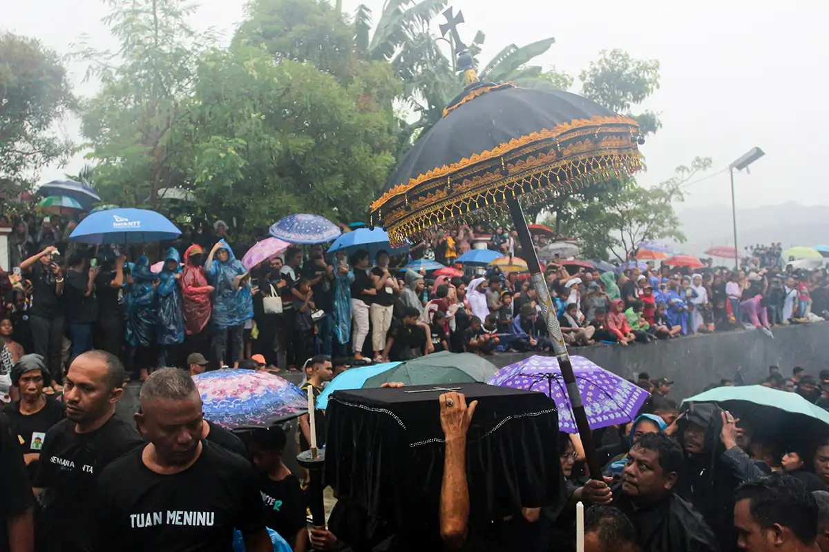 Prosesi Perarakan Patung Tuan Meninu pada Perayaan Semana Santa di ...