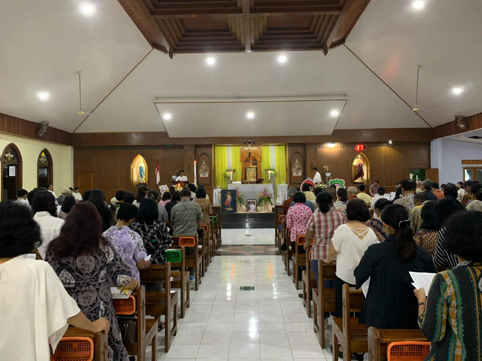 Ikuti Misa Requiem, Umat Katolik Sukoharjo Mendoakan Arwah Paus Fransiskus - Espos.id