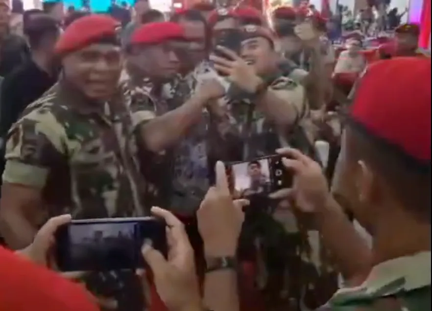 Viral Prajurit Baret Merah Foto dengan Hercules, Danjen Kopassus Minta Maaf - Espos.id