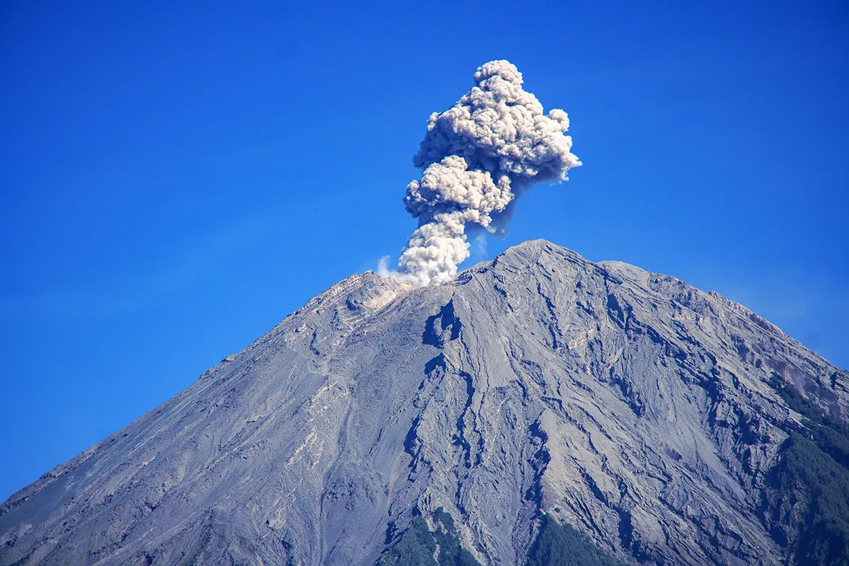 Gunung Semeru Kembali Erupsi Minggu Pagi, Muntahkan Kolom Abu Setinggi 800 Meter - Espos.id