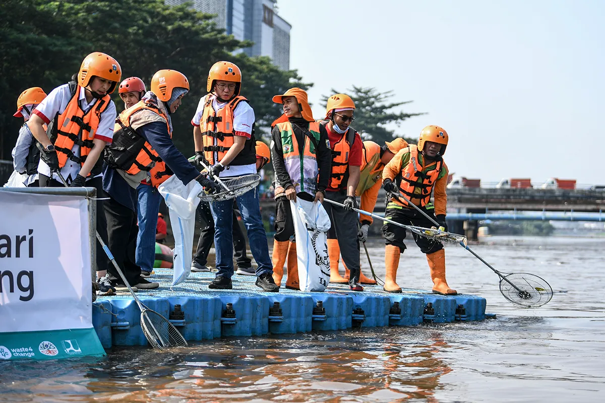 Peringati Hari Bumi, DLH DKI Jakarta Gelar Aksi Bersih Sungai Ciliwung - Espos.id