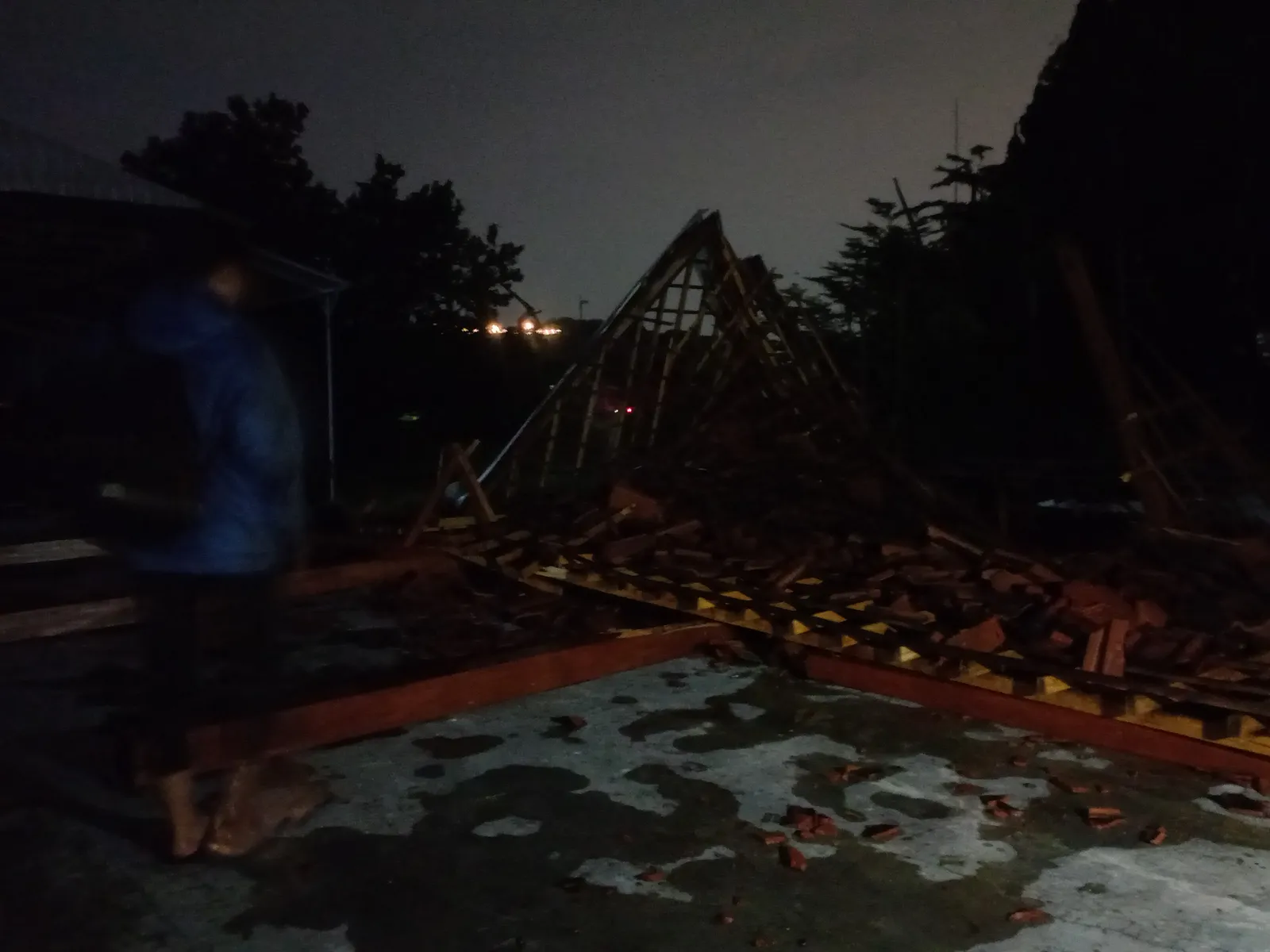 Angin Ribut dan Hujan Es Terjang Prambanan Klaten, 1 Joglo Ambruk - Espos.id