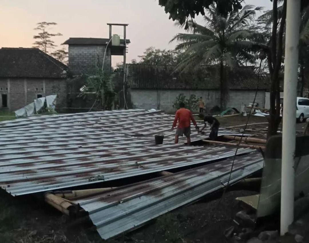 Hujan Angin Terjang Gunung Tumpeng Suruh Semarang, 5 Rumah & Tiang Listrik Roboh - Espos.id