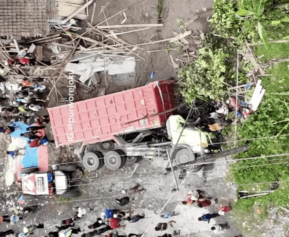 Kronologi Truk Tabrak Angkot Bawa Rombongan Takziah di Purworejo, 11 Meninggal - Espos.id