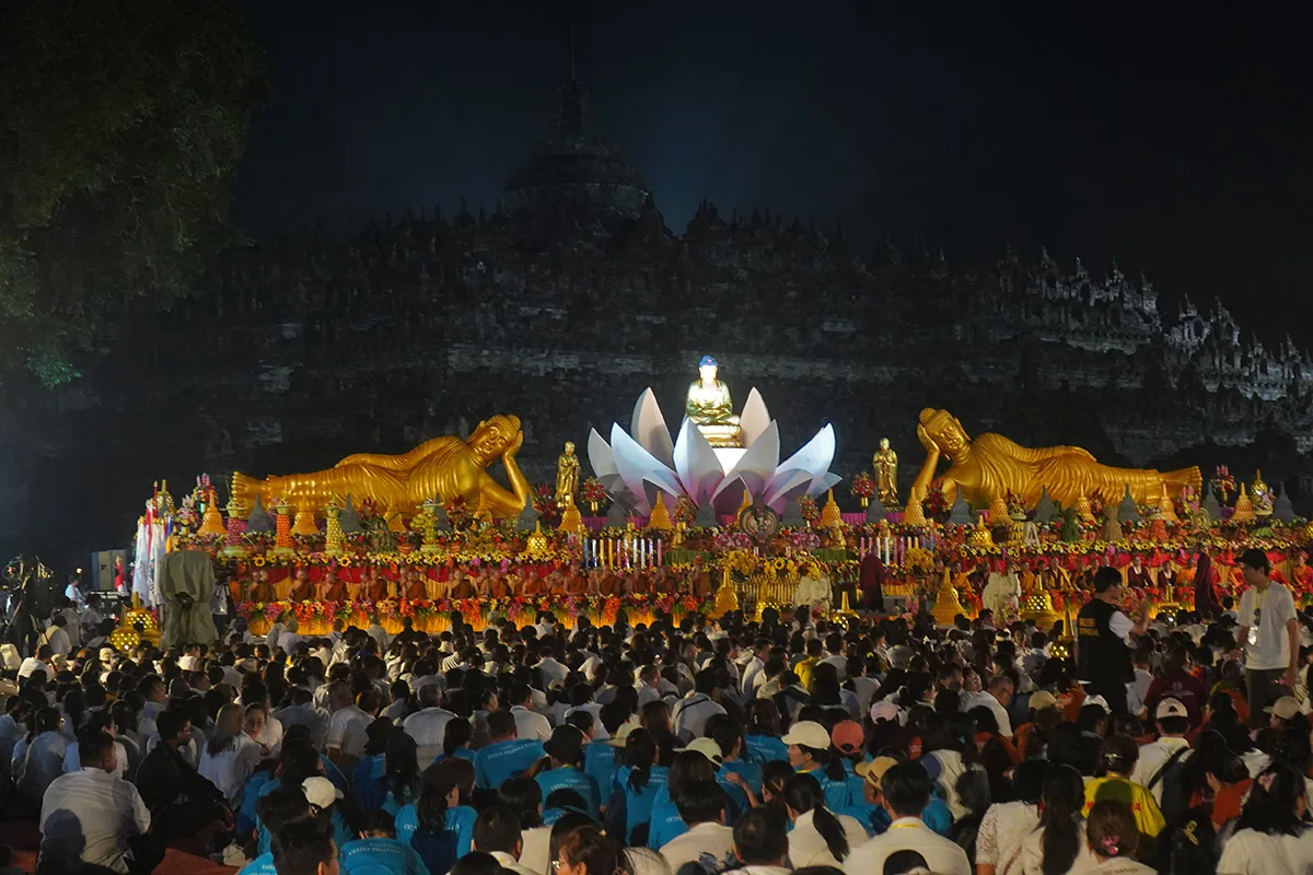 Ribuan Umat Buddha Ikuti Detik-detik Waisak di Pelataran Candi Borobudur - Espos.id