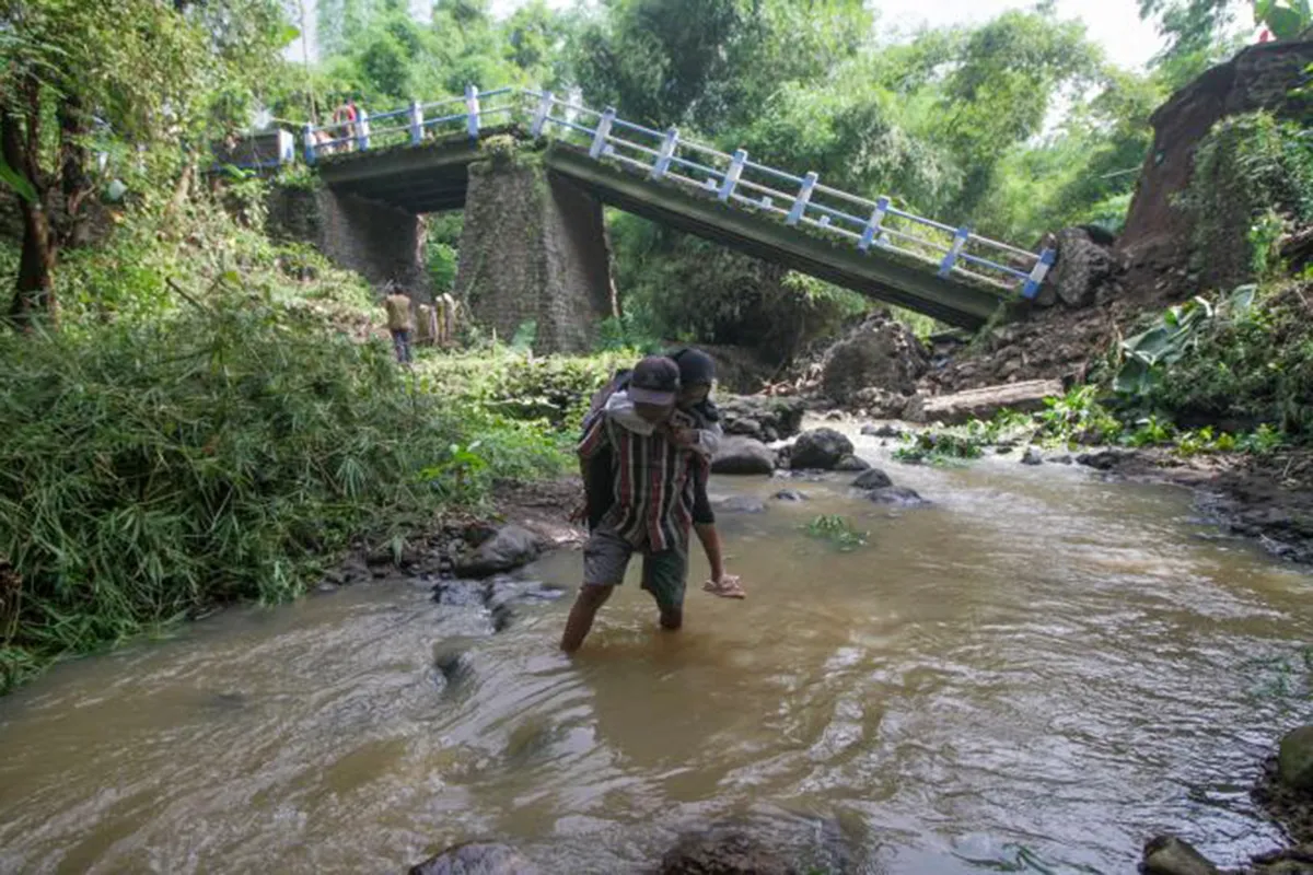 Diterjang Arus Sungai, Jembatan Penghubung Kecamatan di Pasuruan Putus - Espos.id