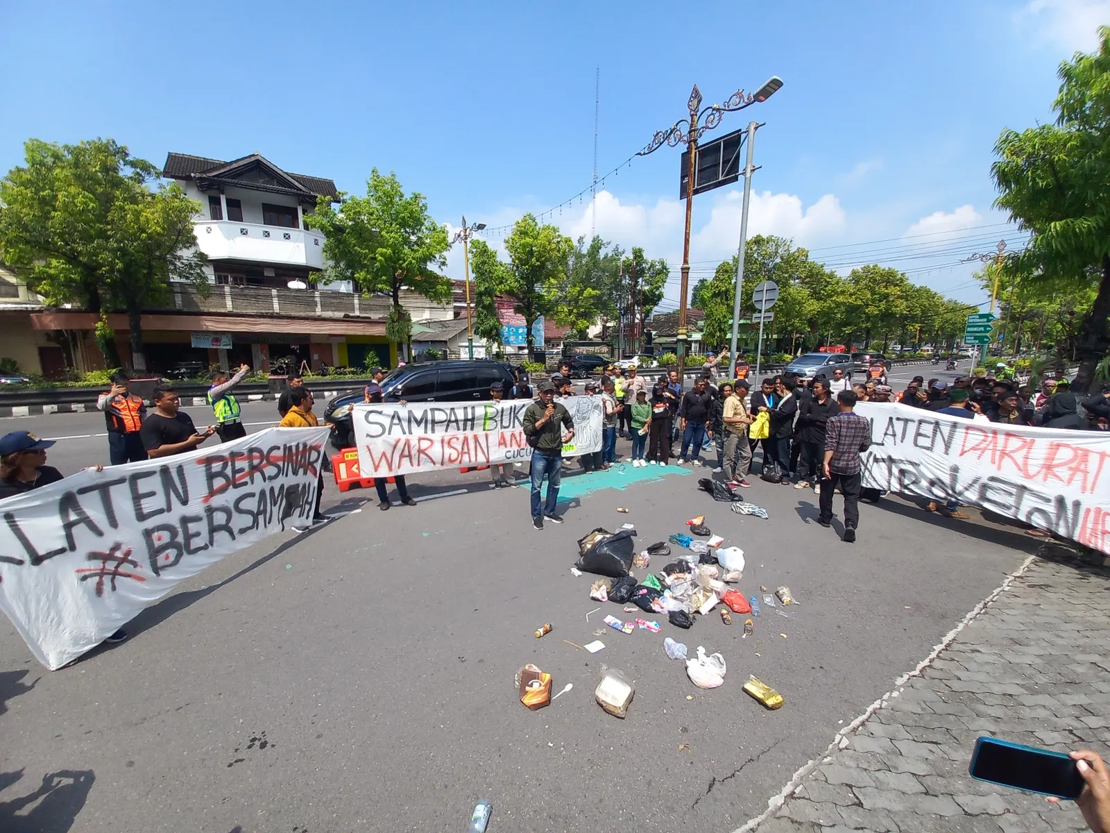 Puluhan Orang Gelar Aksi Keluhkan Dampak TPA Troketon Pedan Klaten - Espos.id