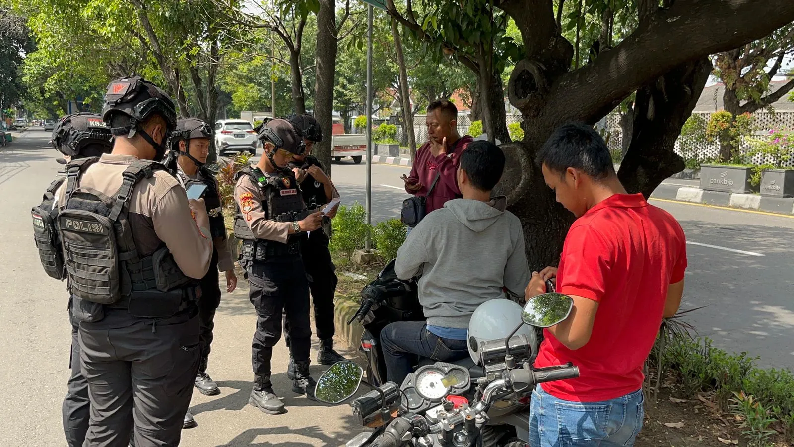 3 Pria Diduga Debt Collector Ditangkap Tim Sparta di Jl Adi Sucipto ...