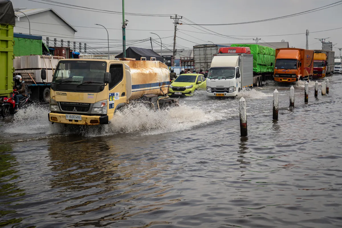 Jalur Pantura Demak Terendam Banjir Rob, Arus Lalin Tersendat - Espos.id | Espos Indonesia dari ...