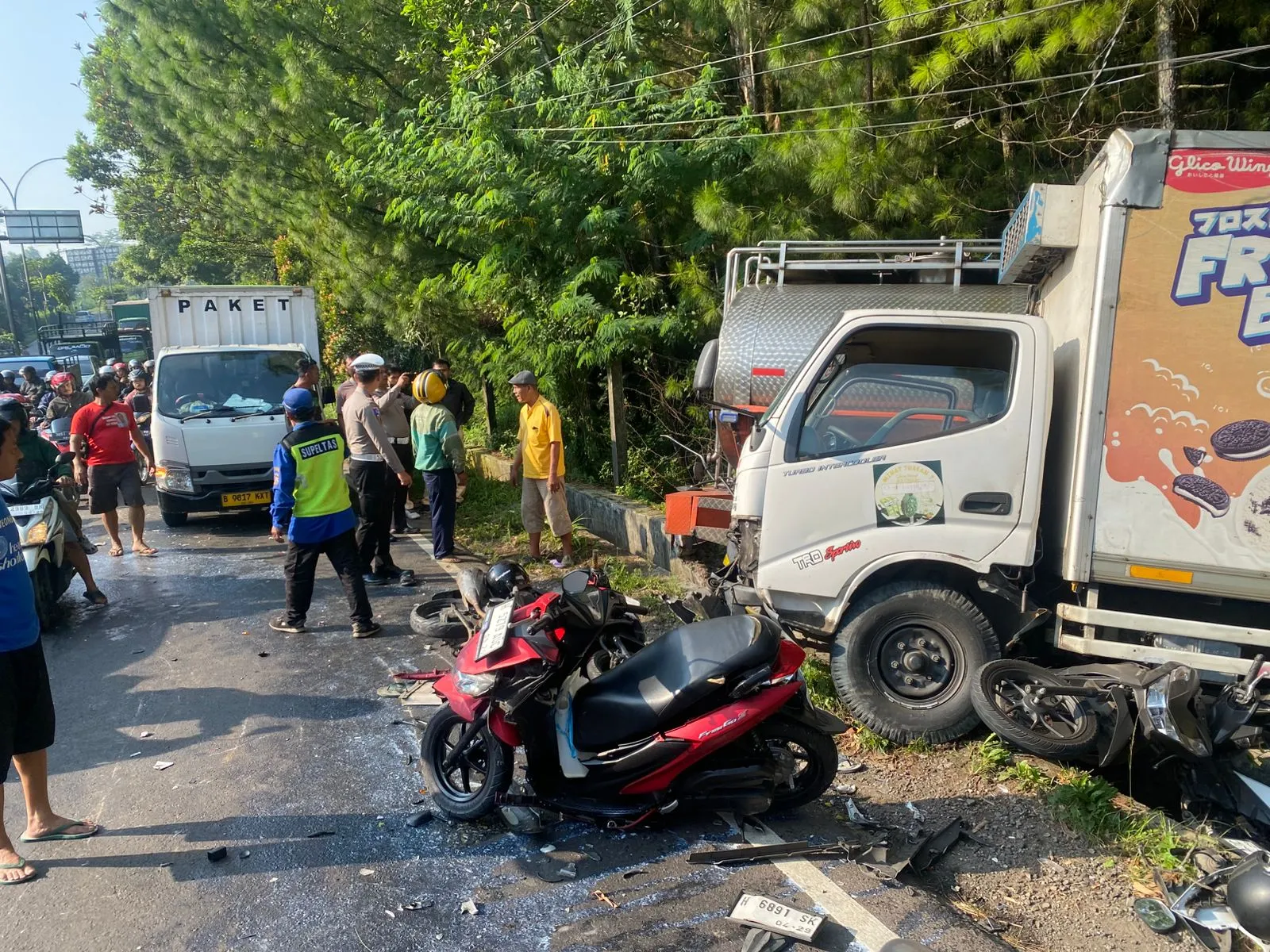 Truk Susu Tabrak Truk Es Krim dan 4 Sepeda Motor di JLS Salatiga, 4 Orang Luka - Espos.id