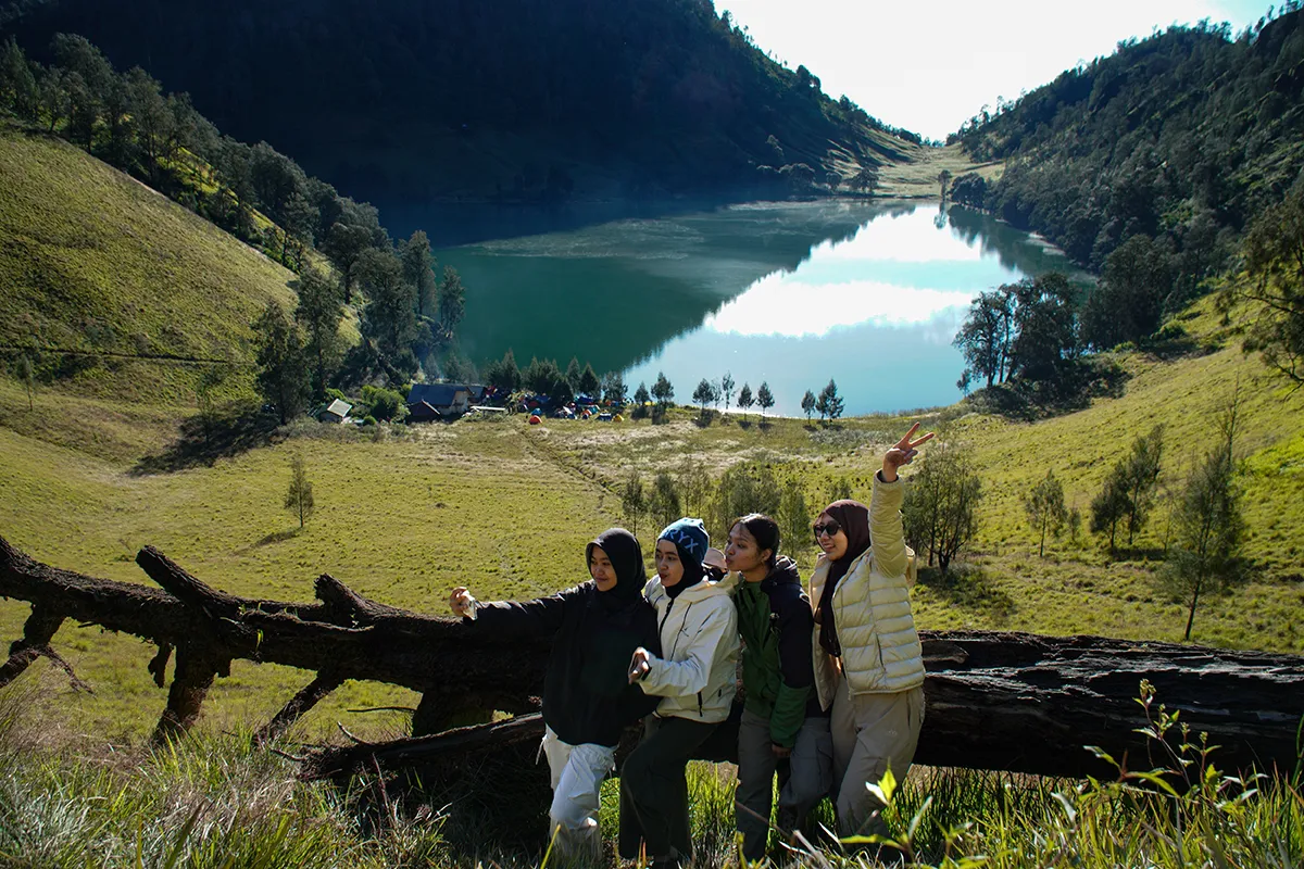Potret Indahnya Panorama Alam Danau Ranu Kumbolo di Jalur Pendakian ...