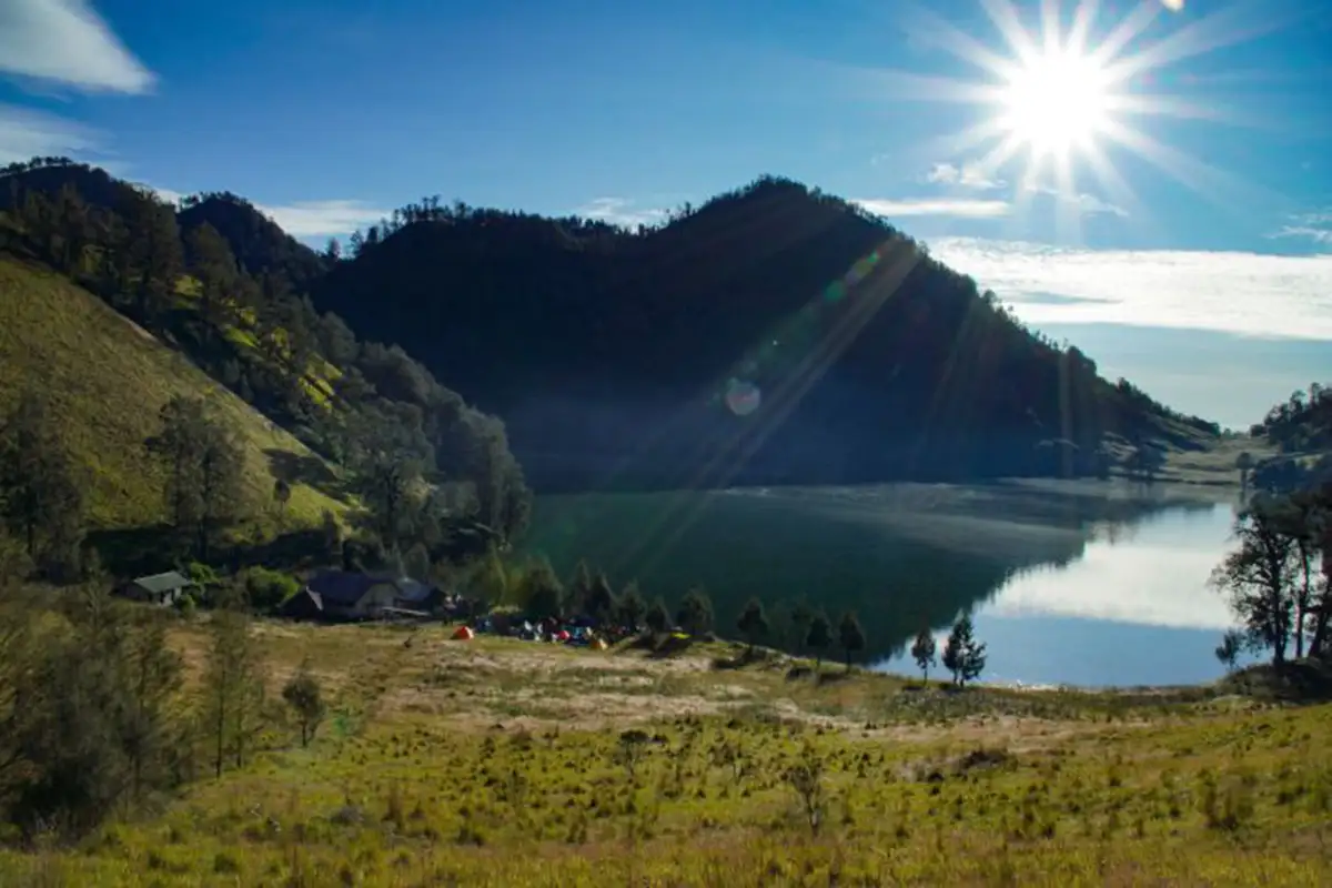 Potret Indahnya Panorama Alam Danau Ranu Kumbolo di Jalur Pendakian ...