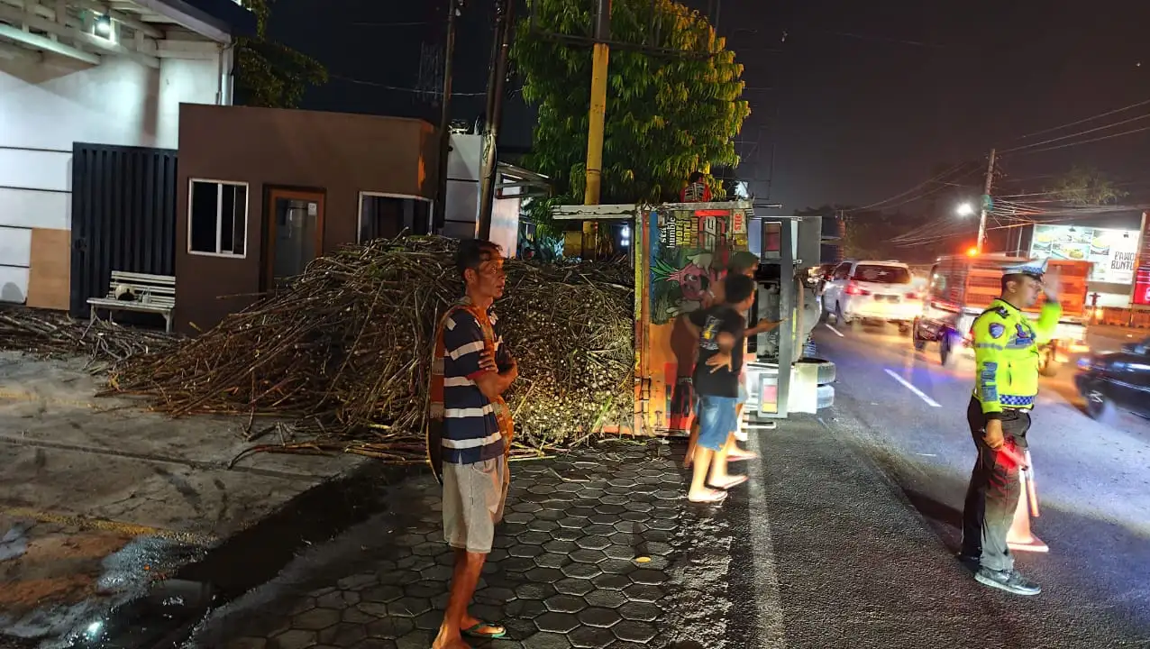 Hindari Motor, Truk Bawa Tebu Terguling di Jl Adi Sucipto Barat Makutho Solo - Espos.id