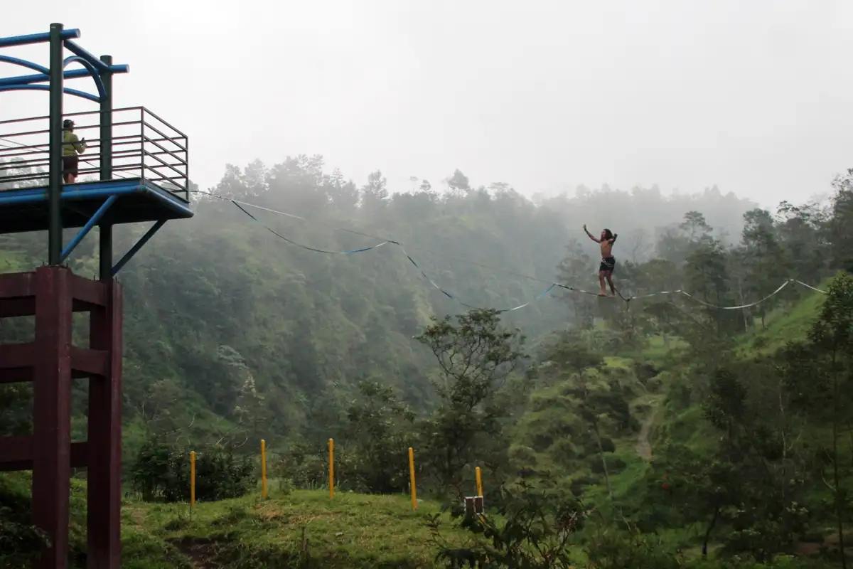 Pacu Adrenalin, Aksi Highliner Meniti Tali di Atas Jurang Kali Talang ...