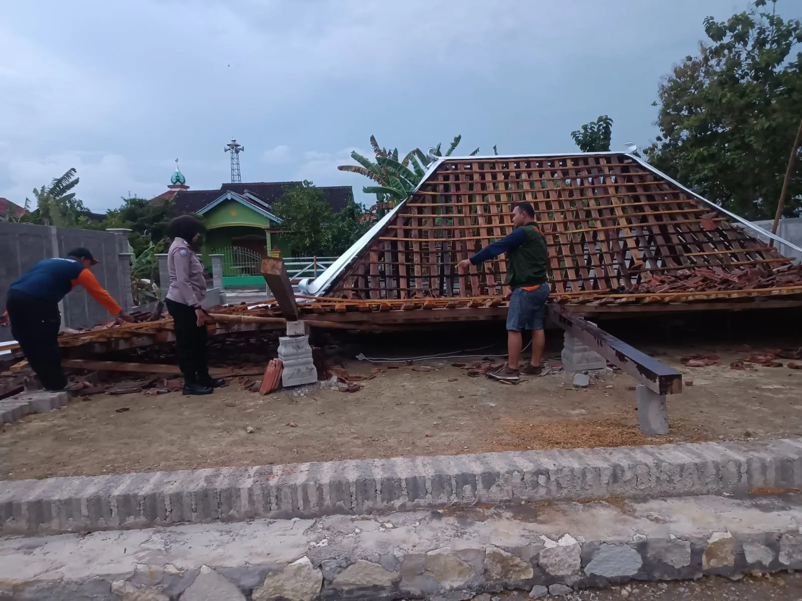 Diterjang Angin Kencang, Pendapa di Desa Nguter Sukoharjo Ambruk - Espos.id