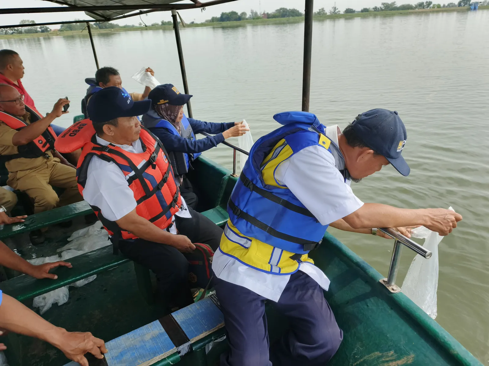 Jaga Habitat, Perum Jasa Tirta Tebar 25.000 Benih Ikan di Waduk Mulur ...