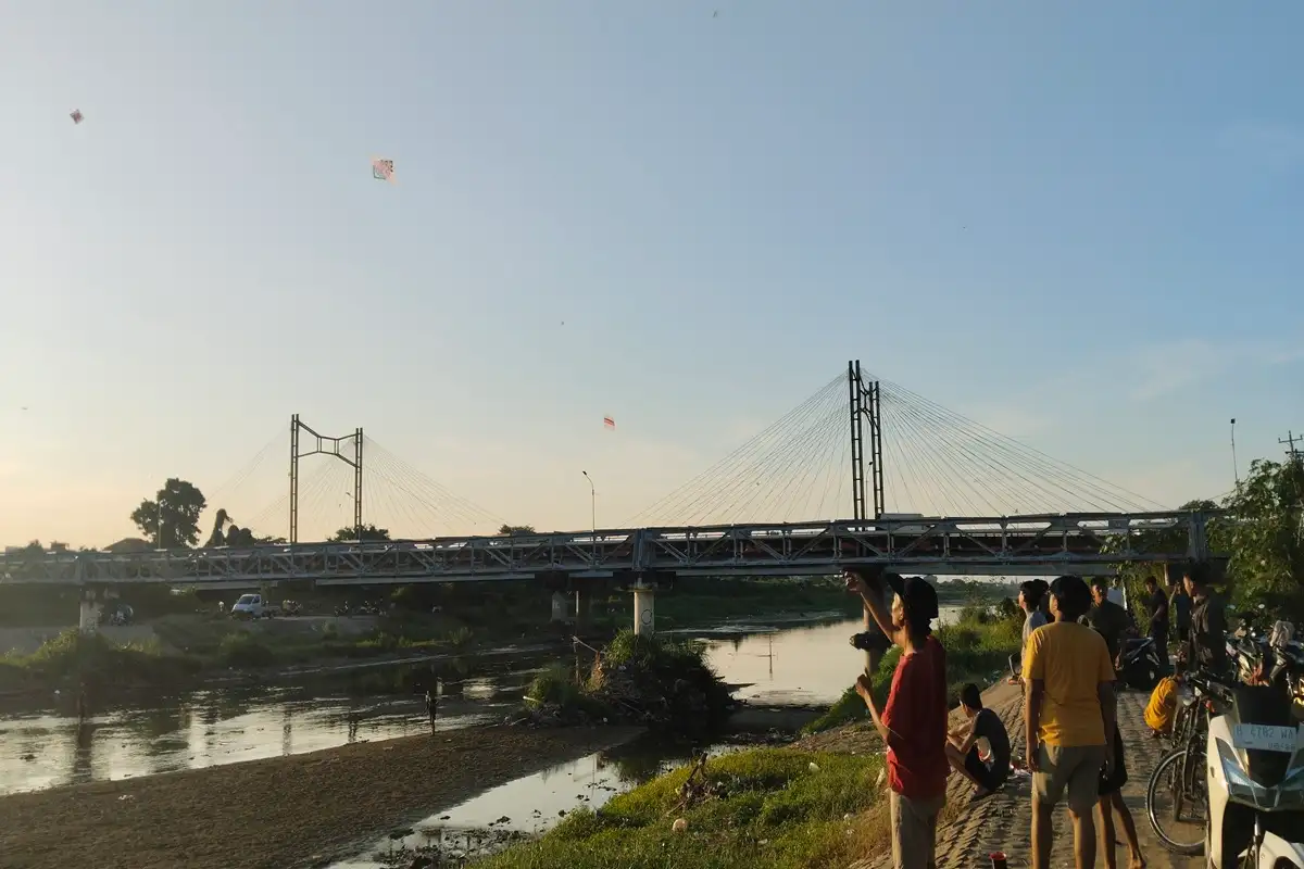 Langit BKT Semarang Dipenuhi Layangan, Hiburan Sore yang Bikin ...