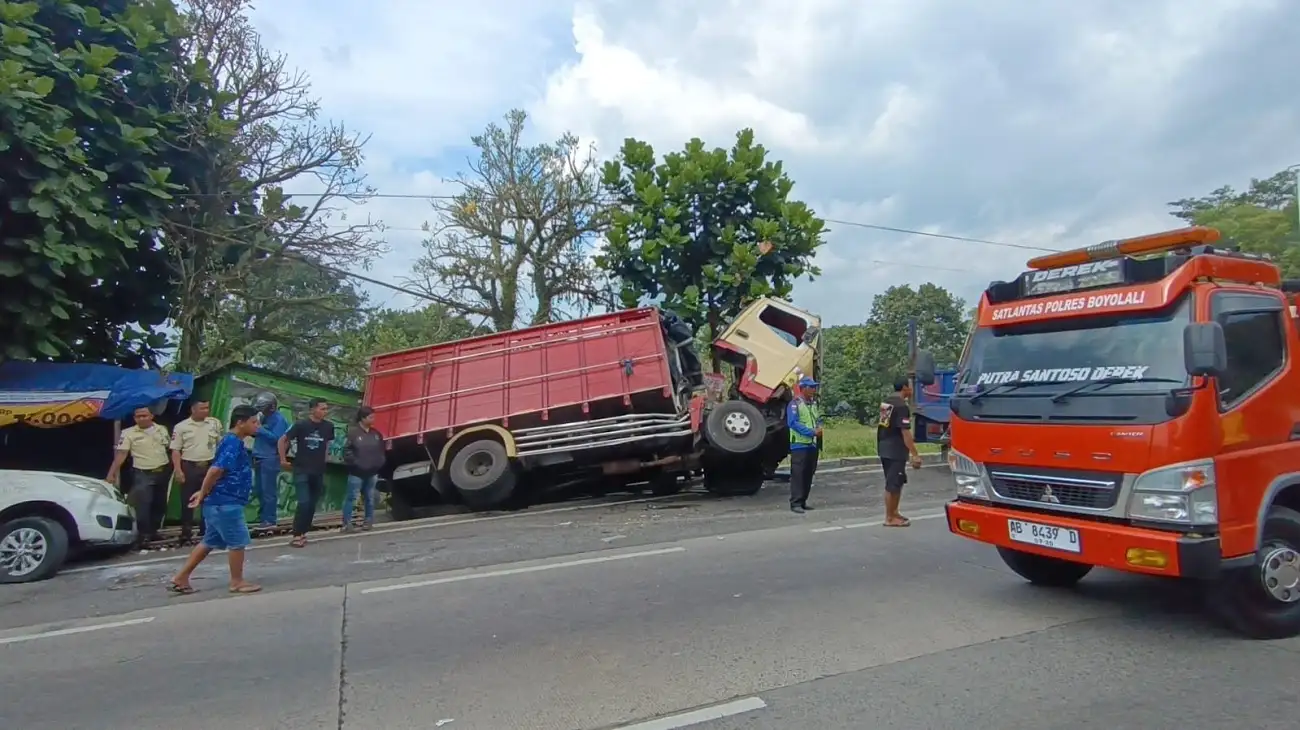 Rem Blong, Truk Tabrak 2 Kendaraan & Warung di JLS Salatiga - Espos.id