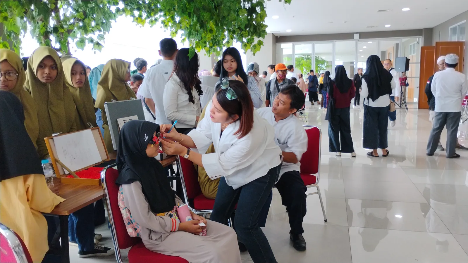 Ikut Cek Kesehatan Mata di Edutorium UMS Solo, 500 Pelajar Dapat Kacamata Gratis - Espos.id