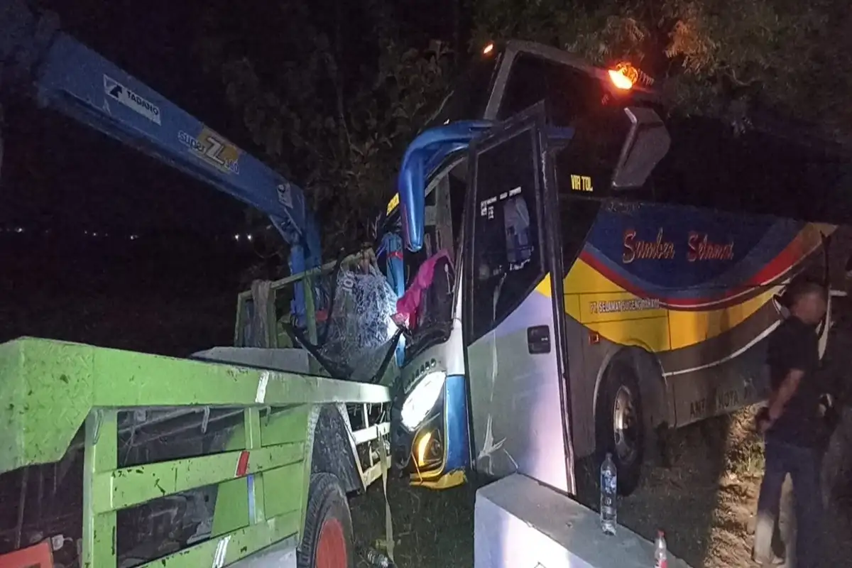 Bus Sumber Selamat Tabrakan dengan Truk di Ngawi, Lima Orang Luka-Luka ...