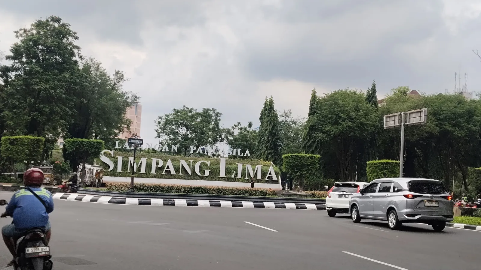 Perayaan Malam Tahun Baru Semarang di Simpang Lima, Kembang Api ...