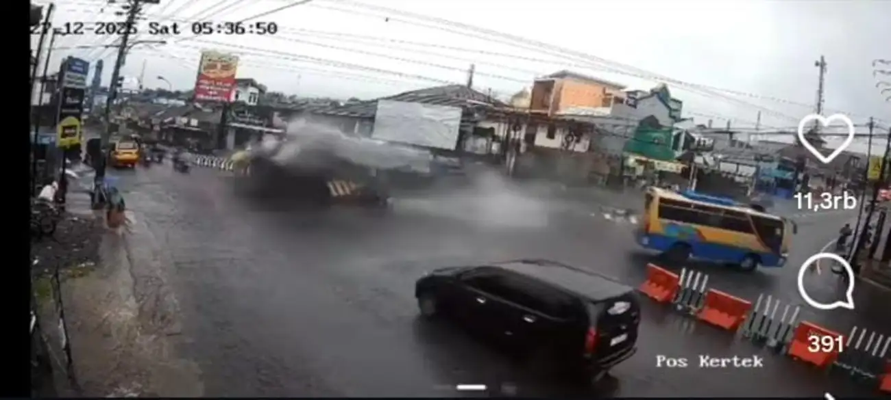Viral Truk Rem Blong di Pasar Kertek Wonosobo Tabrak Pemotor hingga ...